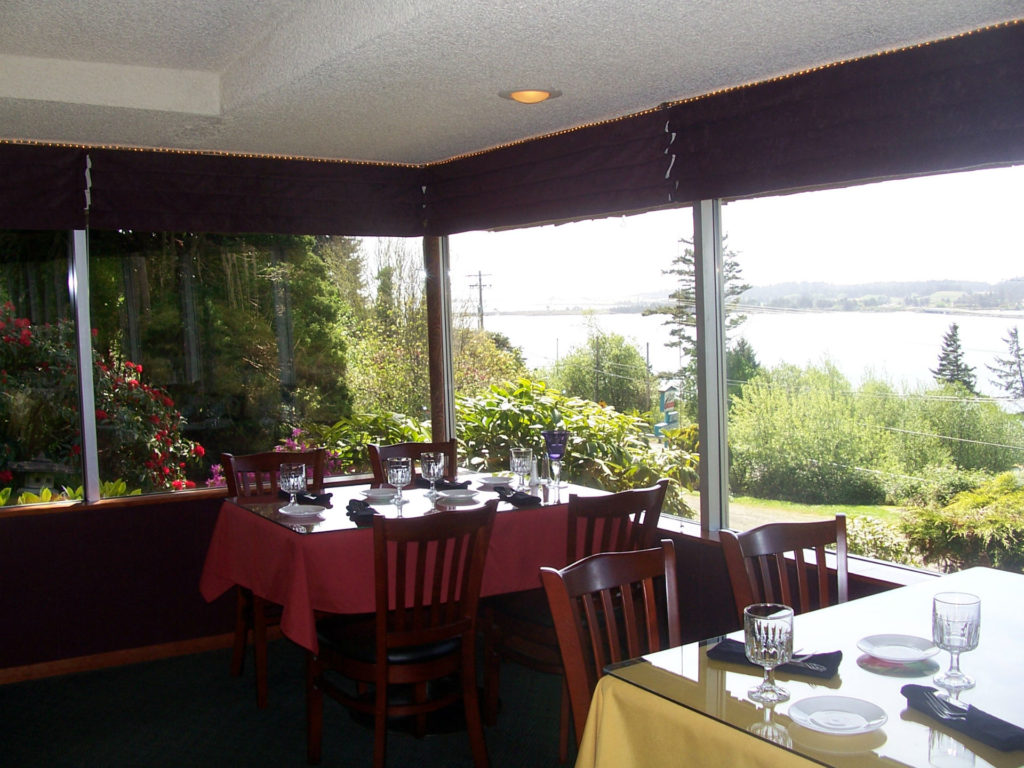 restaraurant corner booth - Hilltop House Restaurant and Lounge